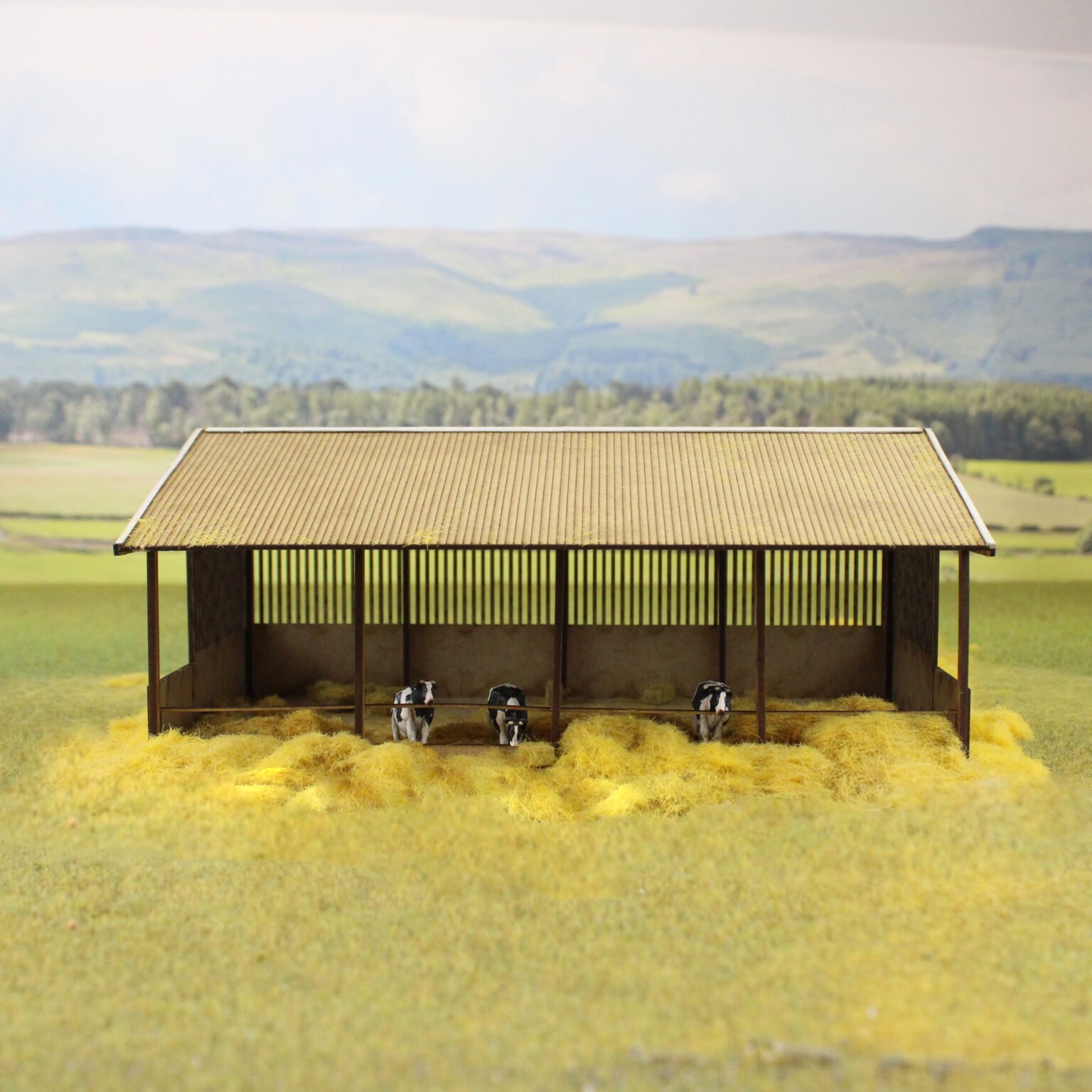 OO Gauge Livestock Barn with 4mm Hayfield Static Grass | WWScenics