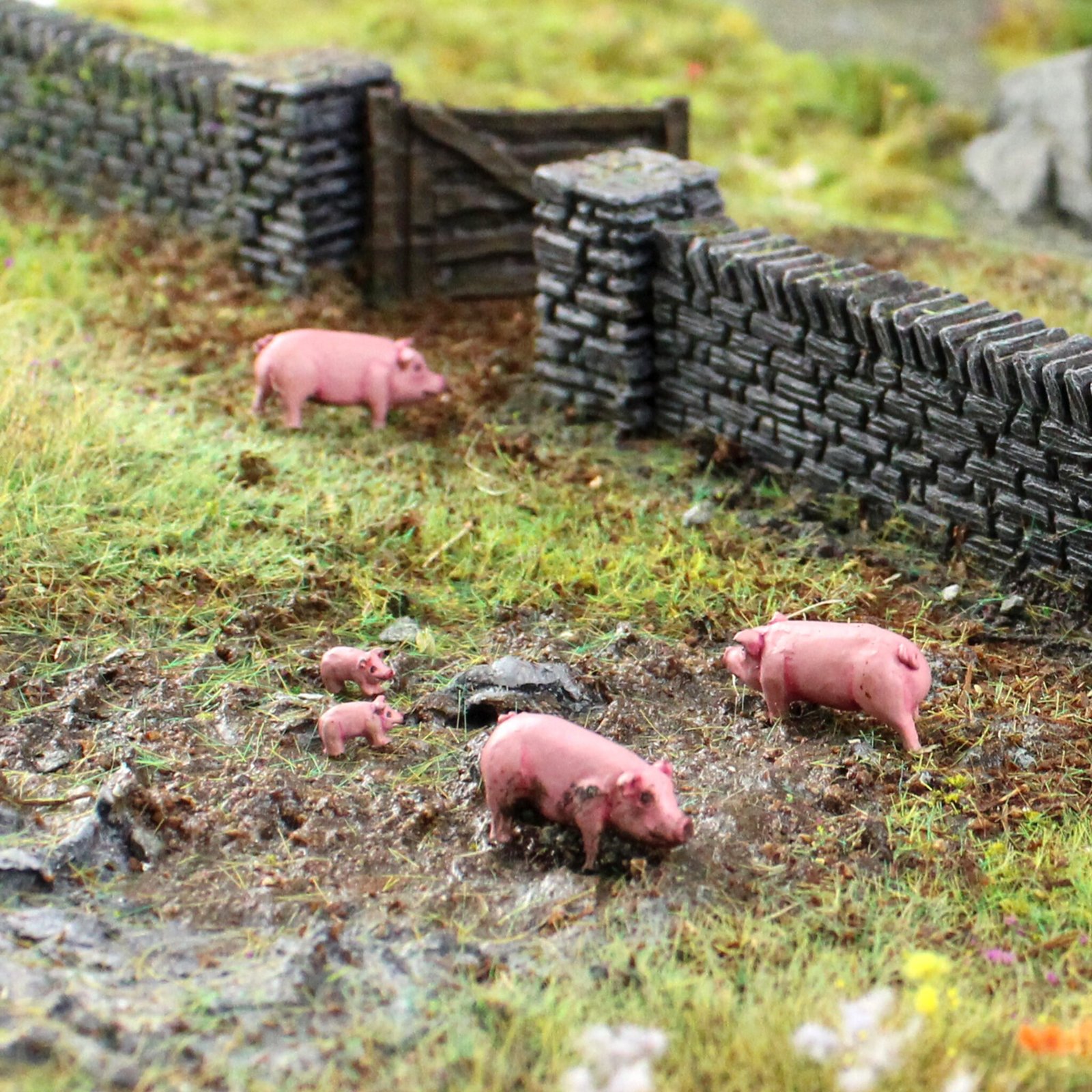 OO Gauge Pigs & Piglets x 16 | WWScenics