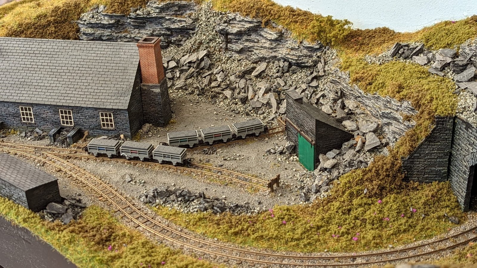 "Gwynog-ar-y-Bryn". Layout by James Wright | WWScenics